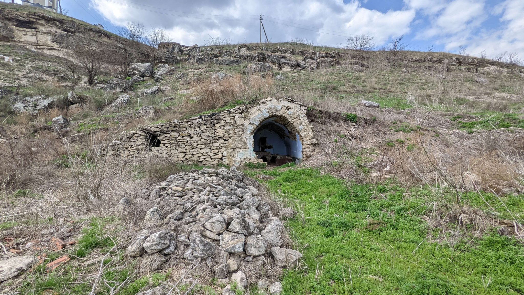 Hobbiton moldovenesc: băști din sate Țîra, Rogojeni și Roşieticii ...